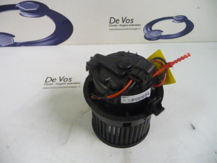Peugeot 208 1.0 Vti 12V PureTech Heating and ventilation fan motor 2013 ...