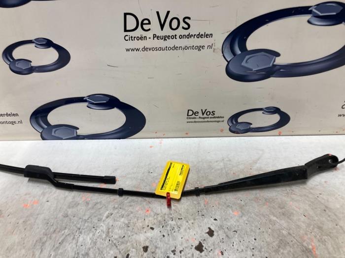 Peugeot 3008 1.6 16V HYbrid 225 Front wiper arm 2019 1617040080 | De ...